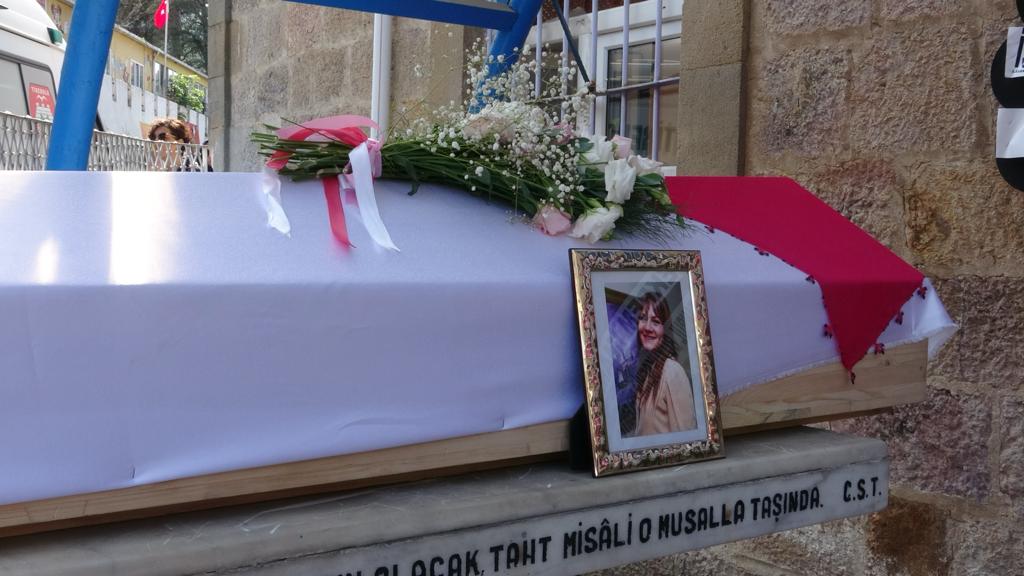 Tiyatro ve dizi oyuncusu Seda Fettahoğlu memleketinde son yolculuğuna ...