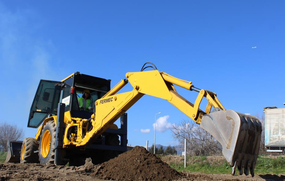 Otomobilden önce kepçe kullanmayı öğrendi