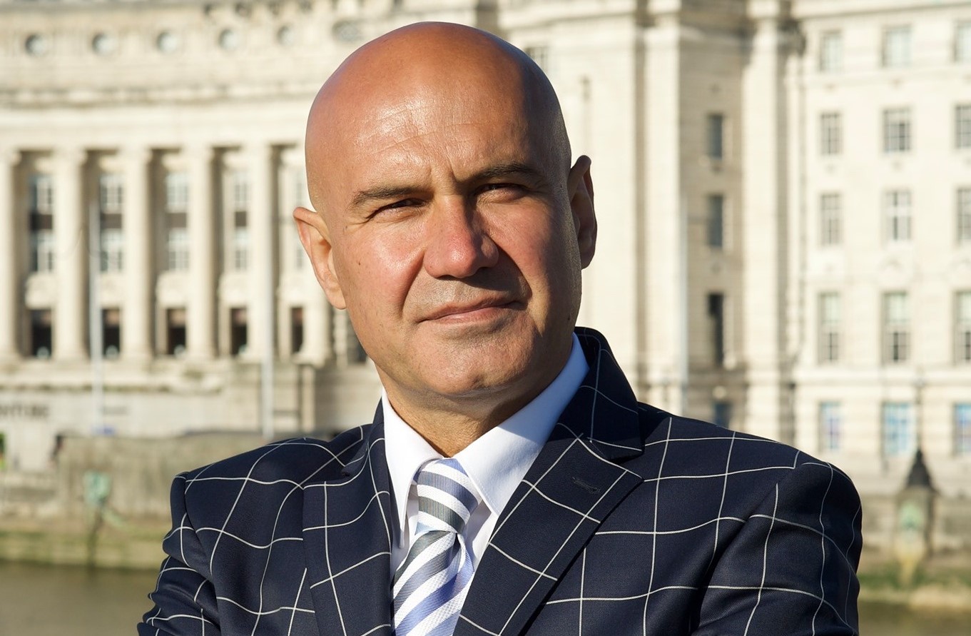 Turhan Çömez kimdir?