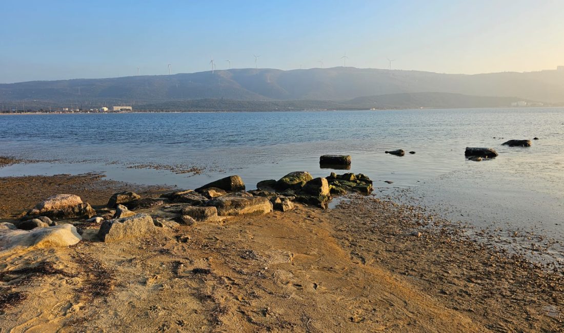 Erdek’te deniz çekildi! 3 bin 500 yıllık Hytos Antik Limanı’nın taşları ...