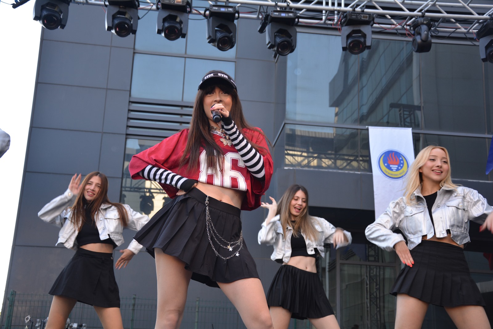 Melis Fis, şarkılarını Bandırma’nın TED Koleji öğrencileri için seslendirdi